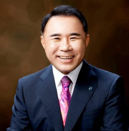 “BBQ, ‘배당 치킨’의 민낯”...부채 늘고도 윤홍근 회장 일가에 수백억 ‘고배당’ 잔치